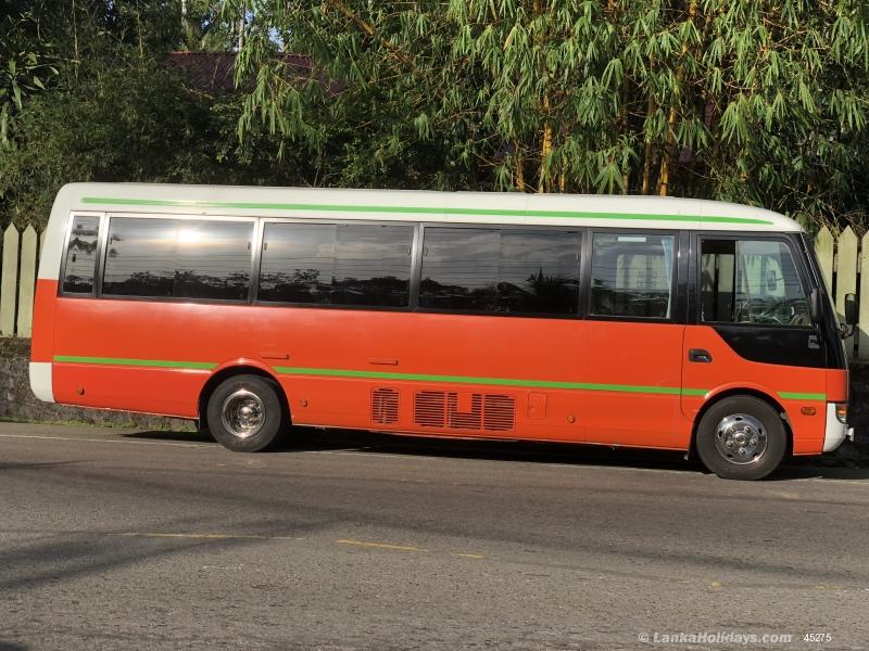 Sri Lanka Bus/Coach Rentals/Hire - Bola Rosa bus 33 super long
